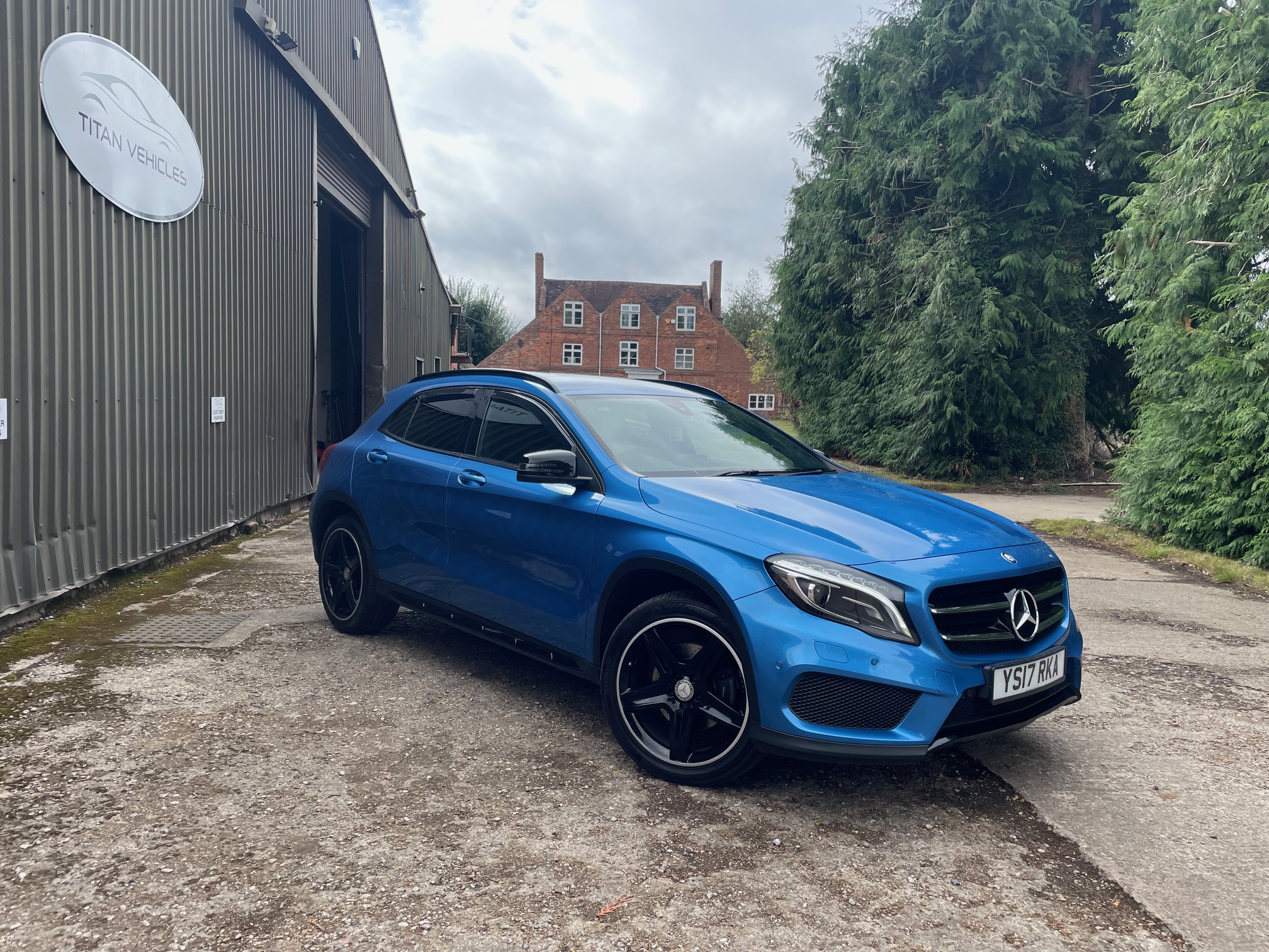 Mercedes-Benz GLA 2.1 GLA220d AMG Line (Premium) 7G-DCT 4MATIC - Titan ...